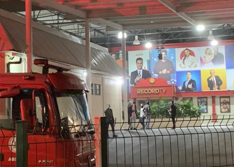 Parte do teto dos estúdios da Record TV Rio desaba; Veja fotos