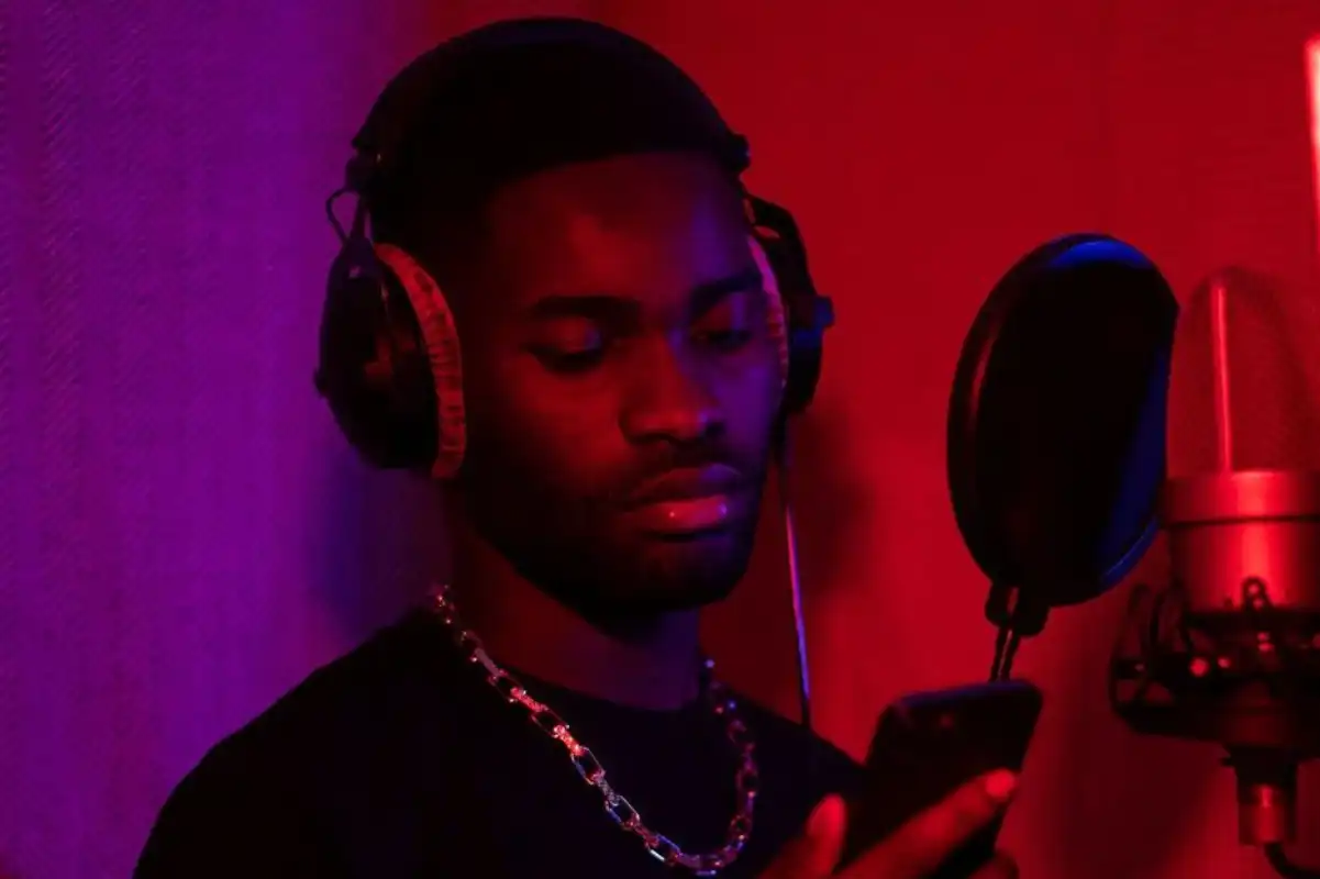 Sensação nos EUA, rapper Dave lança o álbum "We're All Alone In This ...