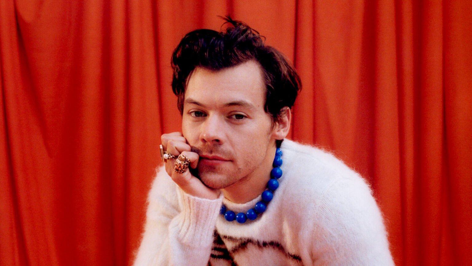 Harry Styles surpreende fãs com novo visual; veja