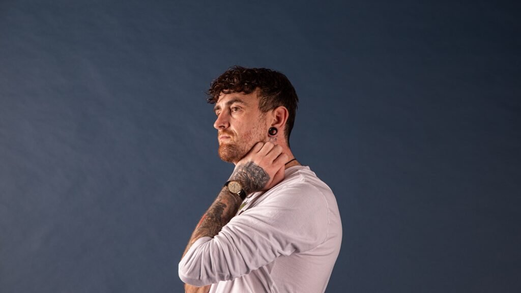 Simon Walker lança o poderoso single In Your Eyes, um hino indie pop ...